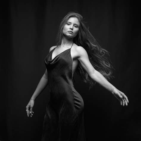 Claire Delić Presenta 12 Plagios su álbum debut en la industria