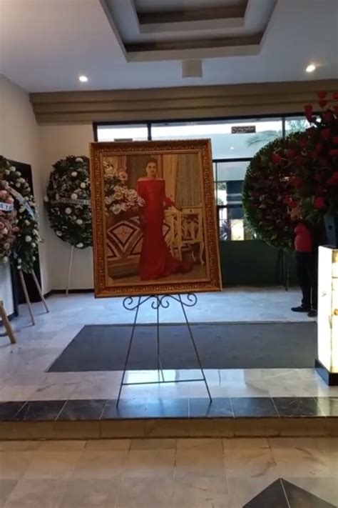 CON ENORMES CORONAS DE FLORES Y TAQUIZA ASÍ VELAN A LA GILBERTONA EN