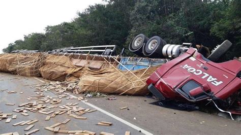 Acidente na BR 153 entre caminhão e carro deixa dois mortos Estradas