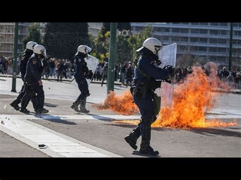 Protestos violentos em Atenas devido à tragédia ferroviária de há uma
