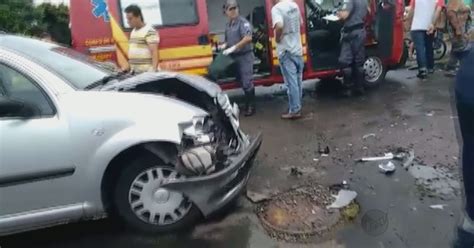 G Motorista N O Respeita A Sinaliza O E Bate Em Outro Ve Culo Em