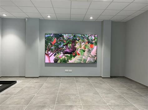Installation écran géant 110 pouces et mur LED pour showroom