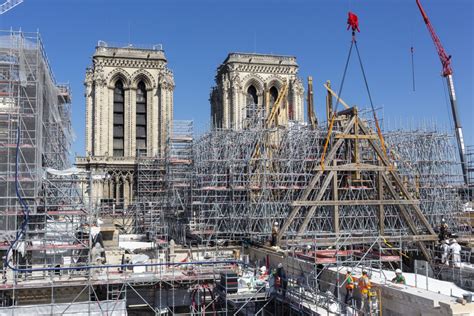 Livraison par la Seine des premières fermes de Notre Dame de Paris