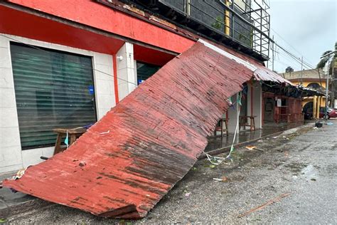 El ciclón Beryl abandona tierra pero aún deja lluvias torrenciales en