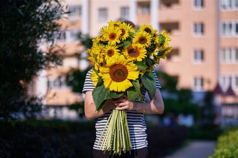 Qué día de septiembre se regalan flores amarillas y cuál es la razón