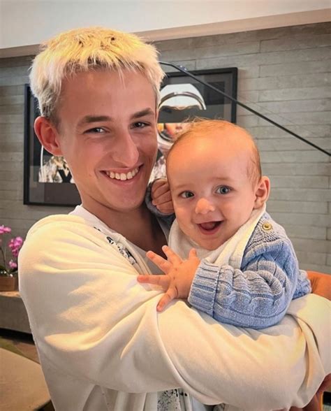 Fernanda Vasconcellos exibe seu bebê filho de Winits iguais
