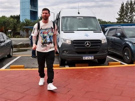 De qué marca es y cuánto cuesta la remera multicolor con la que Lionel