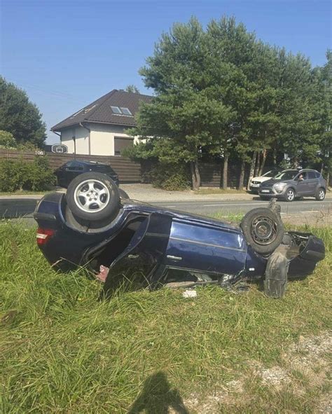 Wypadek pod Krakowem na drodze wojewódzkiej nr 794 Dachował samochód