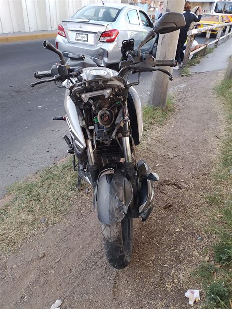 Motociclista resulta herido tras impactarse con un vehículo El Aguas