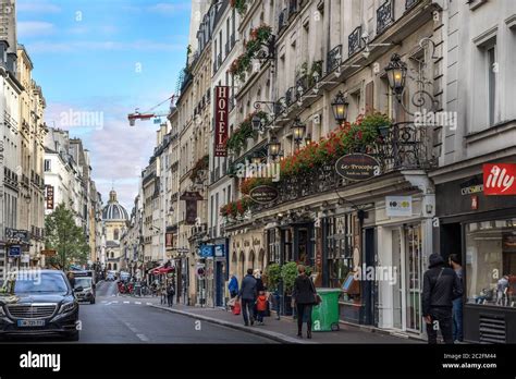 Paris France 15 septembre 2017 Quartier animé avec des bâtiments