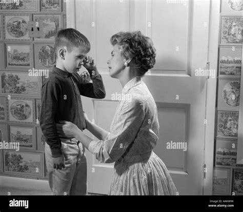 M Re Qui Console Son Enfant Banque D Images Noir Et Blanc Alamy