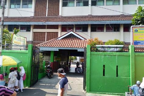 Foto Hari Pertama Sekolah Siswa Sd Korban Kebakaran Di Tebet Hadir