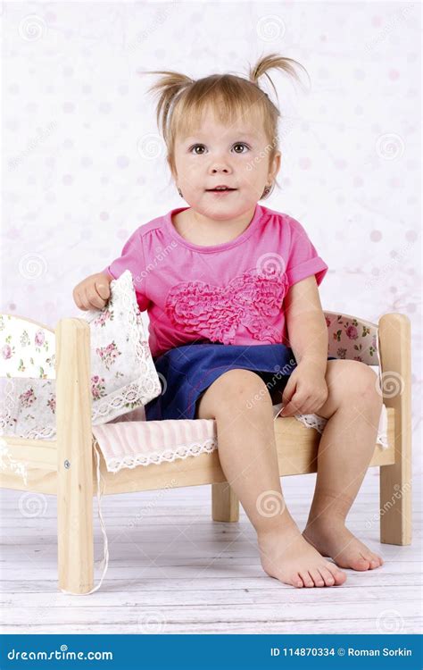 Petite Fille S Asseyant Sur Le B Ti Photo Stock Image Du Gentil