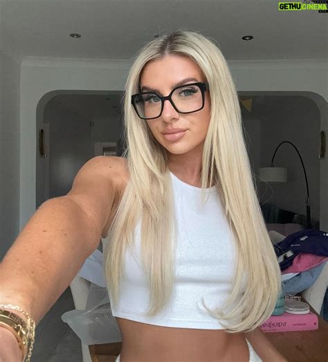 Chloe Burrows Instagram Guessss Who Is Feelin Themselves Today