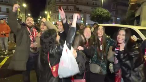 Aficionados Del Athletic De Bilbao Celebran El Paso A La Final En La