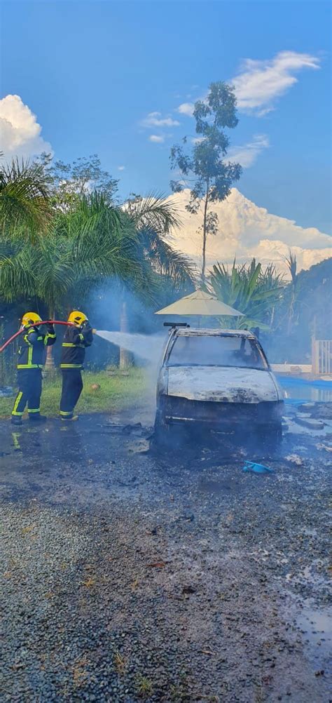 Carro pega fogo e vizinhos ajudam a controlar incêndio em Timbó