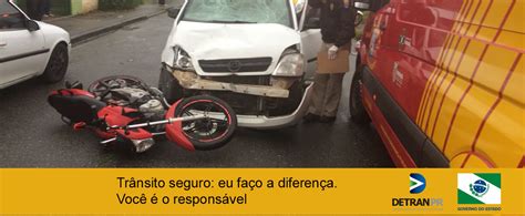 Motociclista e garupa ficam feridos após batida contra carro em Colombo