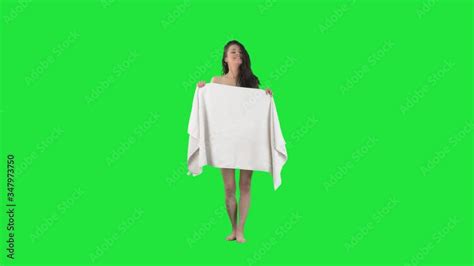 Vidéo Stock Beautiful young nude woman hiding behind white cotton towel