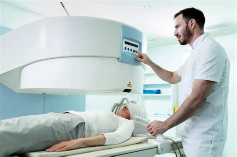 Radioterapia entenda como esse tratamento combate o câncer W Radio