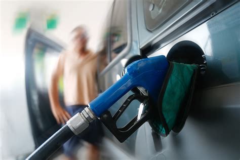 Gasolina sobe pela 8ª semana seguida nos postos e já muda hábito do