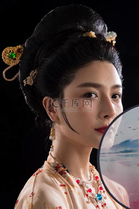 拿着扇子的古装美女肖像高清摄影大图 千库网