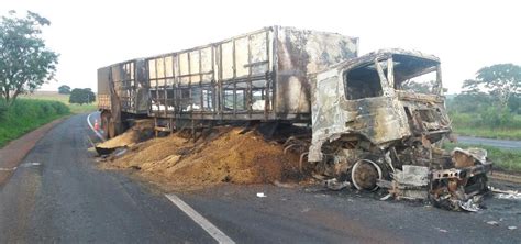 Carreta carregada soja pega fogo e interdita a BR 365 próximo a