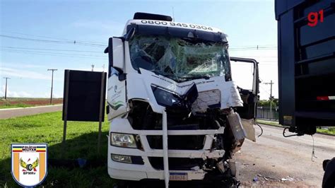 Vídeo Motorista morre após caminhão bater na traseira de carreta em