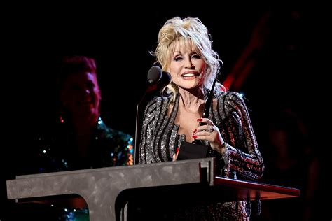 Jeff Bezos Is Giving Dolly Parton 100 Million For Charities Bloomberg