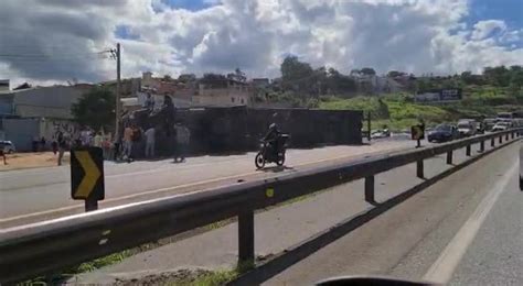Carreta De Brita Tomba Na BR 040 Na Grande BH Deixa Um Ferido E Gera