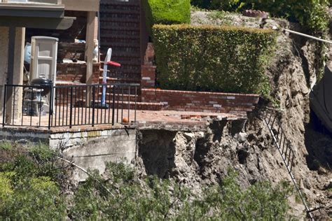 Landslide Tears Apart Luxury Homes On Southern California S Palos