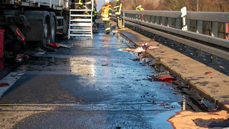 Fotostrecke T Dlicher Lkw Unfall Auf Der A Bei Flieden