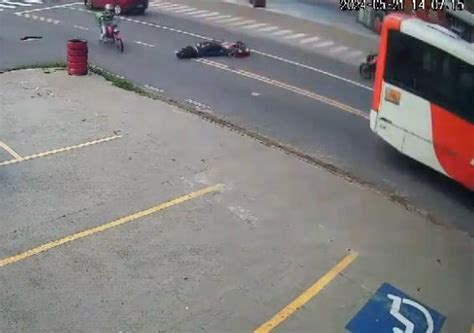 Câmeras flagram momento em que ônibus passa por cima de motociclista em
