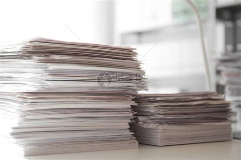 办公室办公桌上成堆的文件高清图片下载 正版图片503954520 摄图网