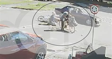 Câmera de monitoramento registra acidente entre carro moto e bicicleta