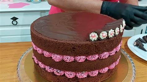 BOLO NAKED CAKE DECORAÇÃO SIMPLES BRIGADEIROS E MINI CONES DE