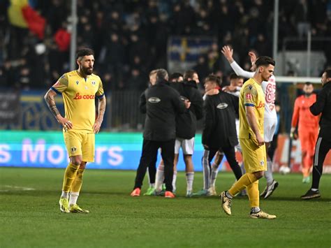 Clubul Petrolul Ploiești îl dă în judecată pe Emil Boc