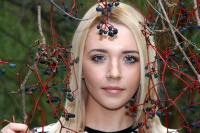 Belle Fille Blonde Aux Yeux Bleus Portrait Photos Gratuites Fotomelia