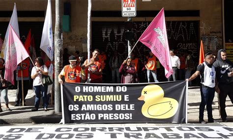 Ato de centrais sindicais reúne cerca de 300 pessoas no centro de SP