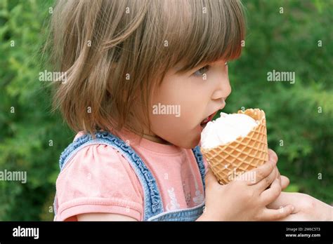 Enfant Mangeant Des Glaces Banque De Photographies Et Dimages Haute