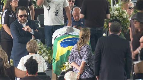 Bandeiras do Brasil e do Santos abraçam caixão de Pelé AFP YouTube