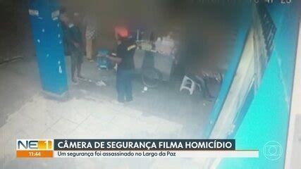 Câmera flagra momento em que vigilante de farmácia assassinado é