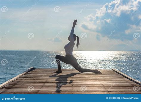 O Estilo De Vida Saudável Da Mulher Da Ioga Equilibrou Praticar Medita