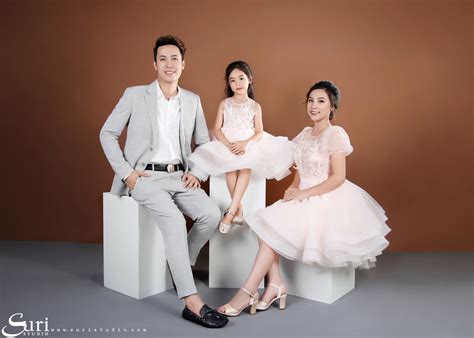 19 cách tạo dáng chụp ảnh gia đình tự nhiên nhất HThao Studio