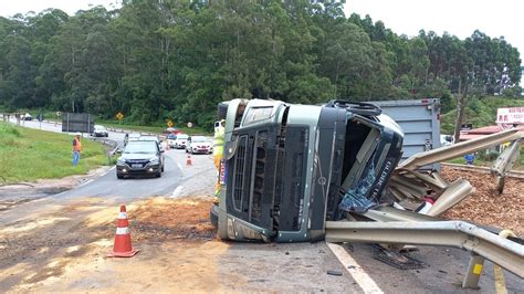 Carreta Tomba E Interdita Faixa De Rodovia Em Sorocaba Sorocaba E