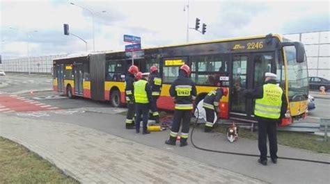 Autobus skosił znak i wjechał w bariery energochłonne TVN Warszawa
