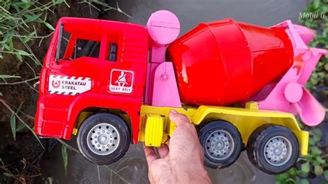 Mencari Mainan Truk Molen Besar Hanyut Di Irigasi Truk Oleng Mobil