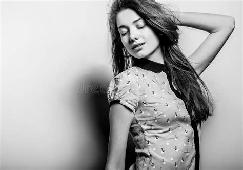 Jeune Pose Modèle Sensuelle De Fille Dans Le Studio Photo stock