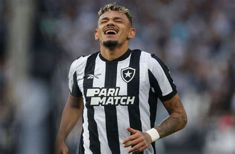 Botafogo Tiquinho Soares evolui na recuperação de lesão