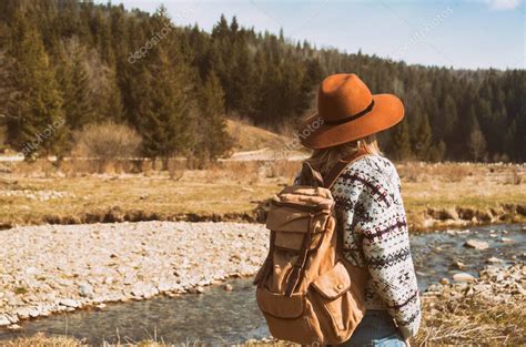 Elegante Hipster Con Sombrero Marr N Y Su Ter De Lana Con Mochila