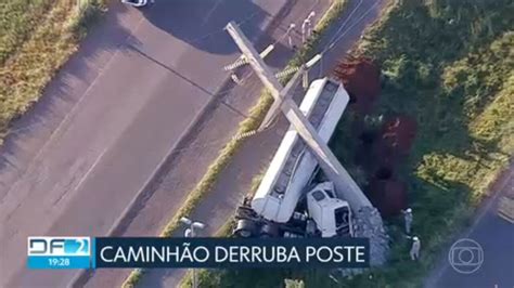 V Deo Caminh O Derruba Poste De Alta Tens O Na Df Df G